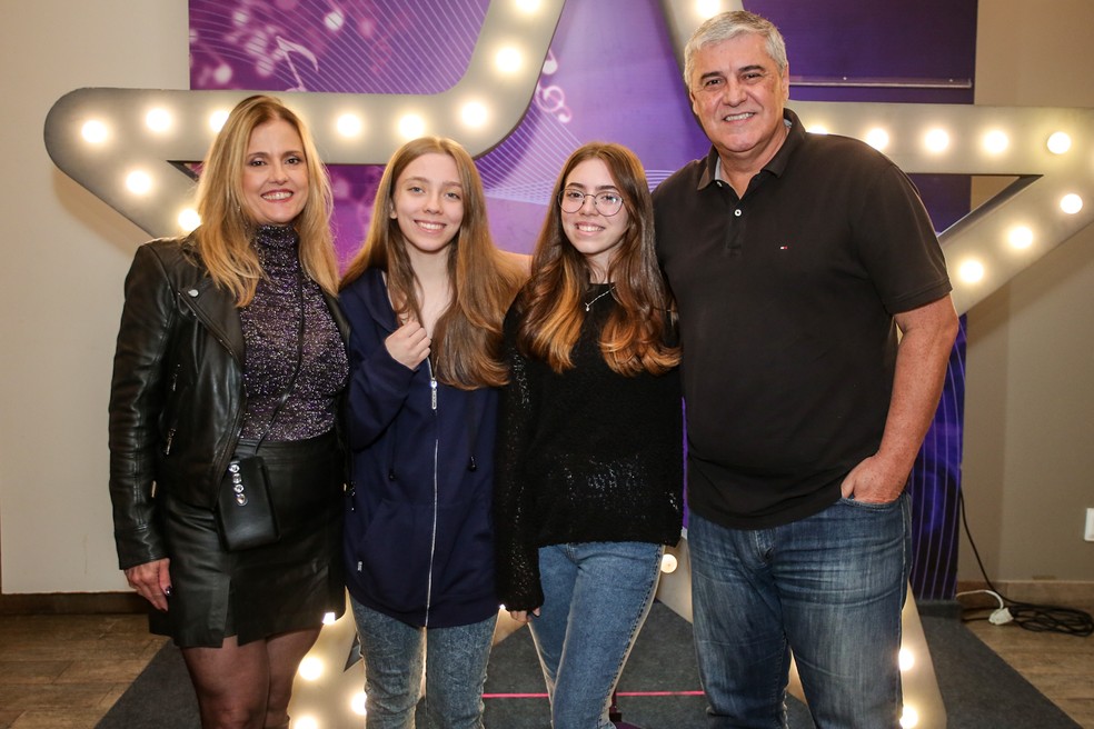 Jornalista Flávio Fachel faz rara aparição com a família no show da ...