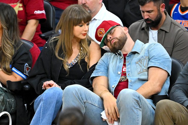 Taylor Swift troca beijos com Travis Kelce em jogo da NBA