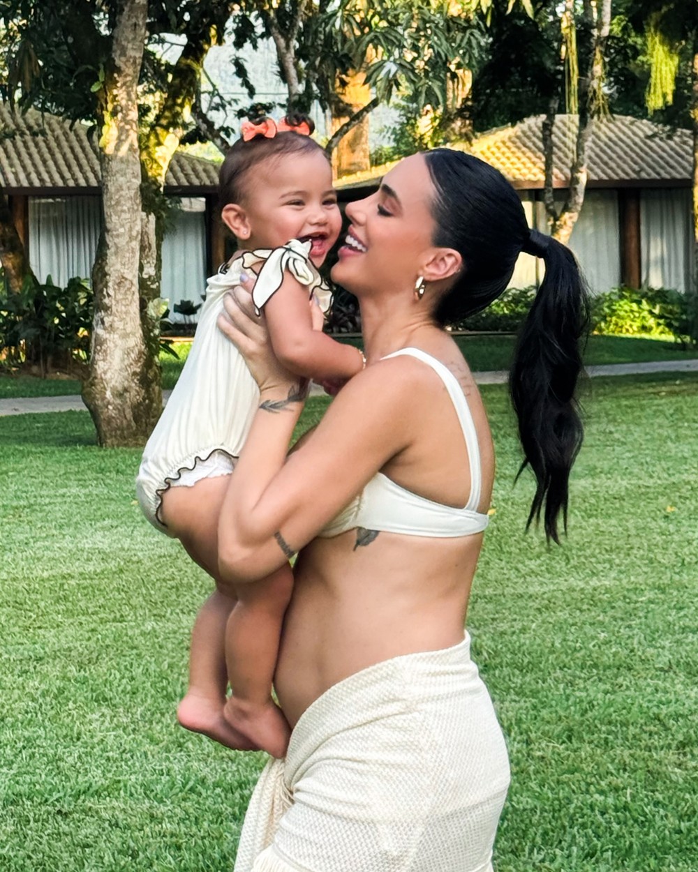 Bruna Biancardi mostra Mavie toda estilosa e simpática em dia de piscina