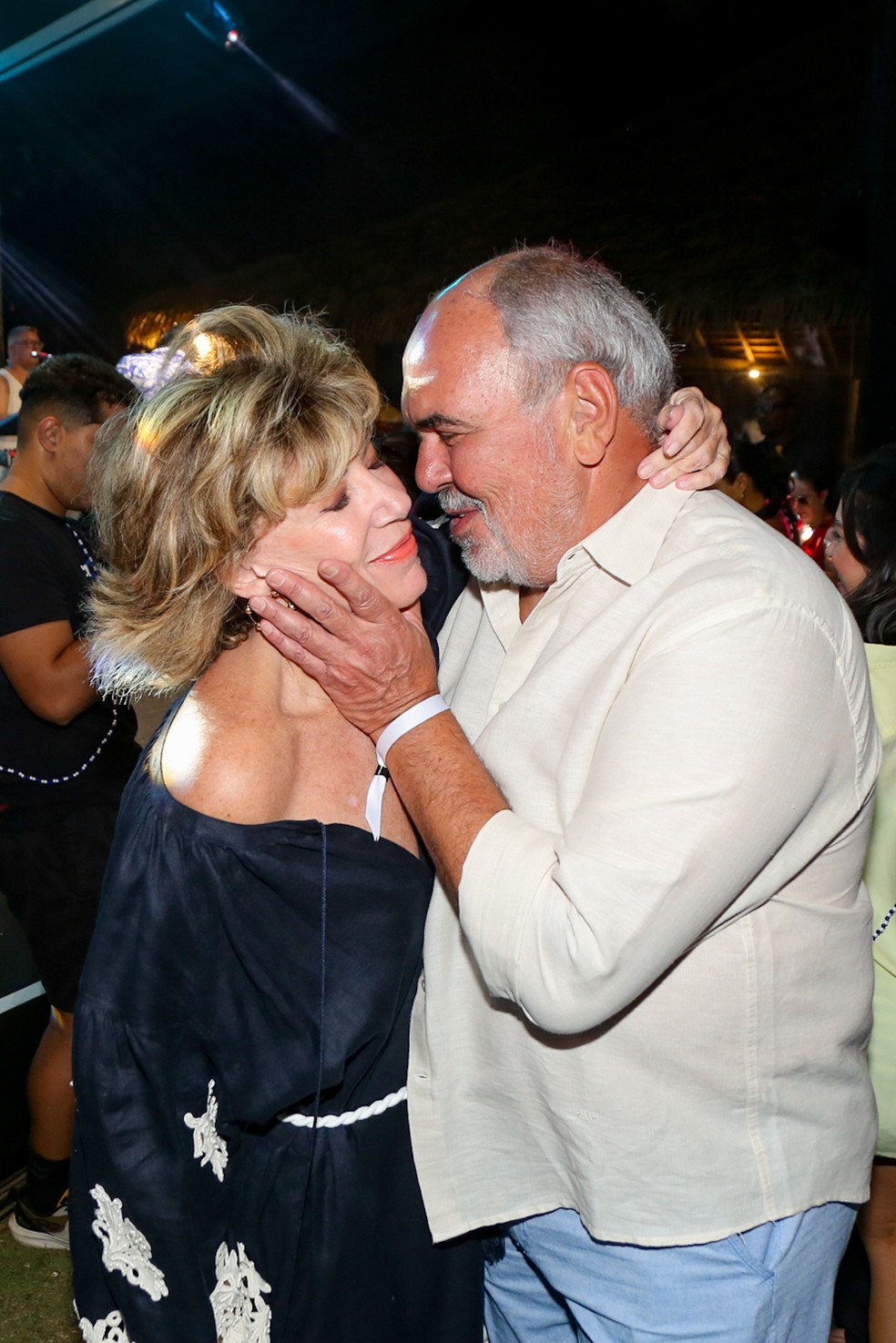 Silvia Poppovic troca beijos com o novo namorado em show na Bahia; fotos