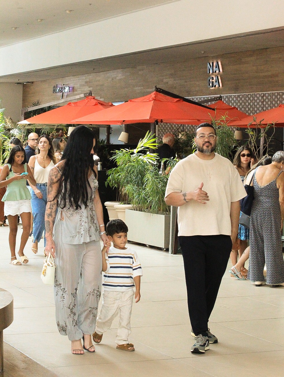 Belo passeia com Rayane Figliuzzi e o enteado em shopping do Rio; vídeos