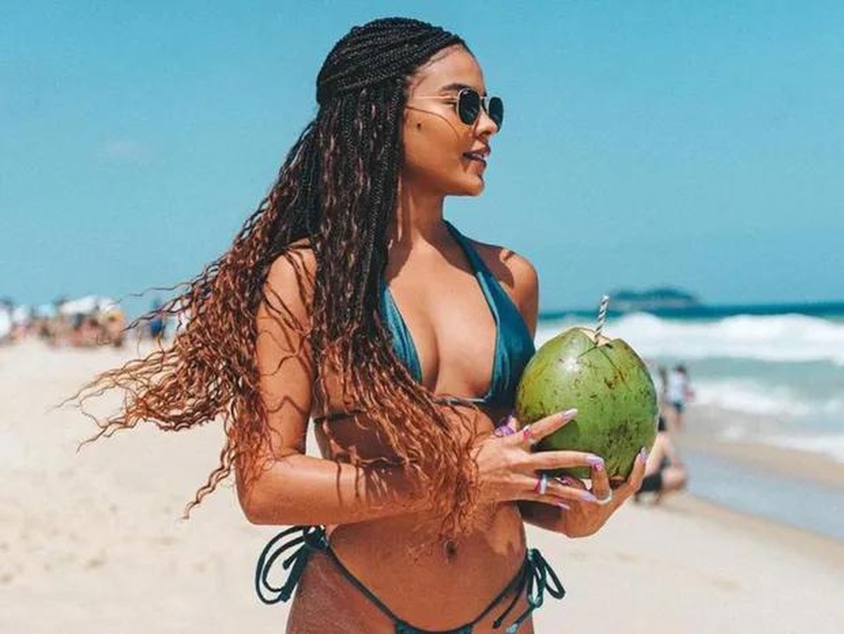 Bella Campos aproveita dia de praia no Rio de Janeiro: 'Carioca, sim'