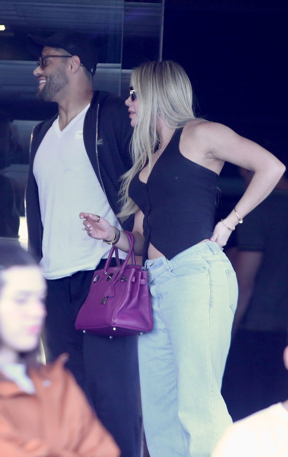 Hulk e esposa, Camila Ângelo, vão a churrascaria no Rio