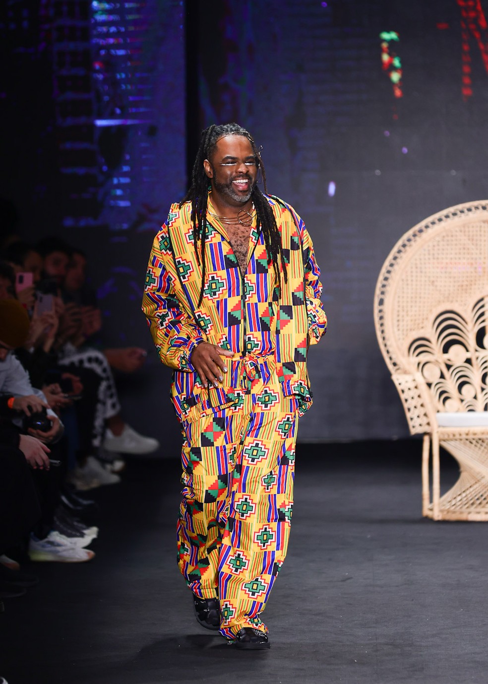 Manoel Soares esbanja carisma em desfile sobre negritude na SPFW
