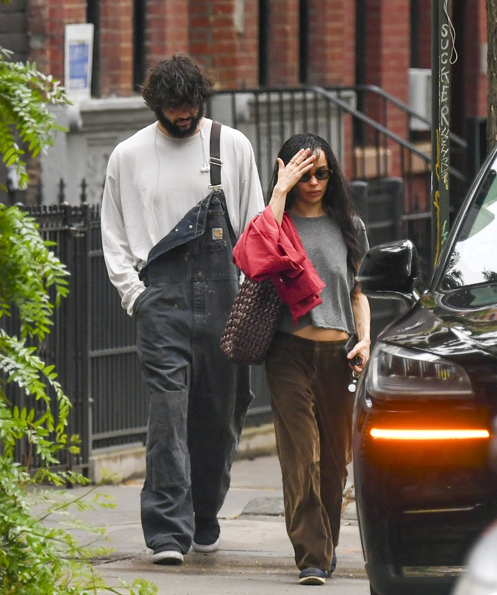 Zoë Kravitz e Noah Centineo são vistos juntos e aumentam rumores de romance