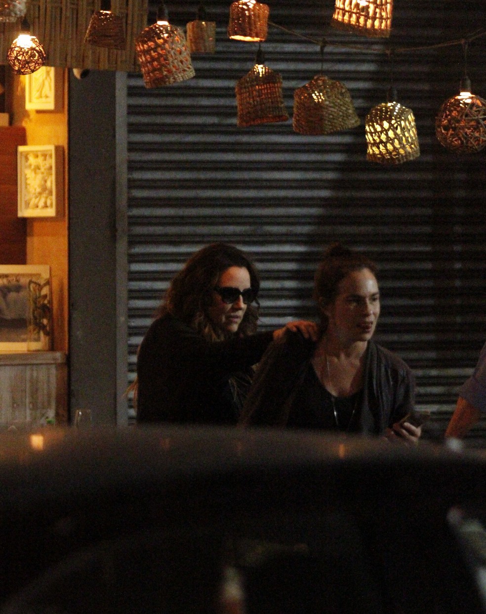 Cantora Ana Carolina e a namorada curtem noitada em clima de romance