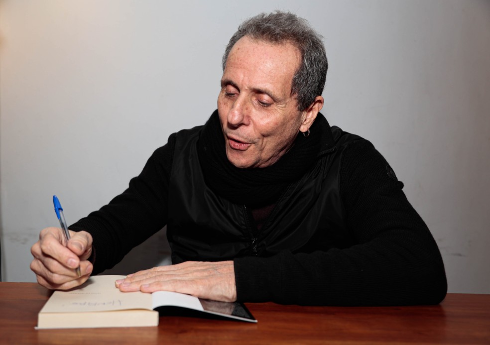Malu Mader beija em Tony Bellotto em lançamento de novo livro dele