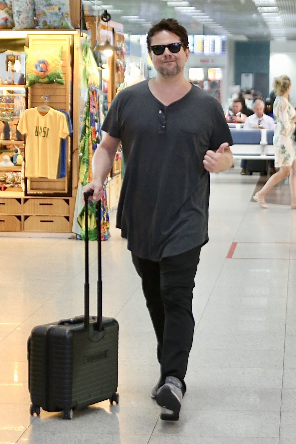 Selton Mello dá show de simpatia em aeroporto no Rio; fotos