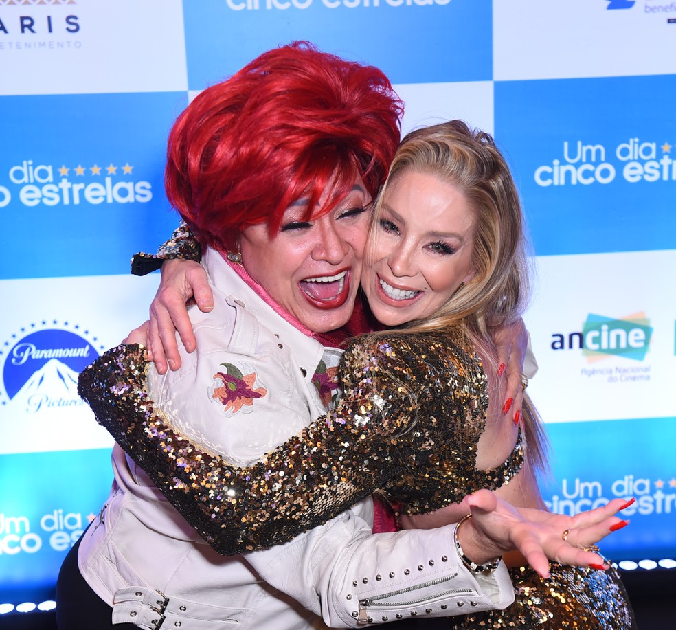 Danielle Winits brilha de look dourado recortado e parte de barriga à ...