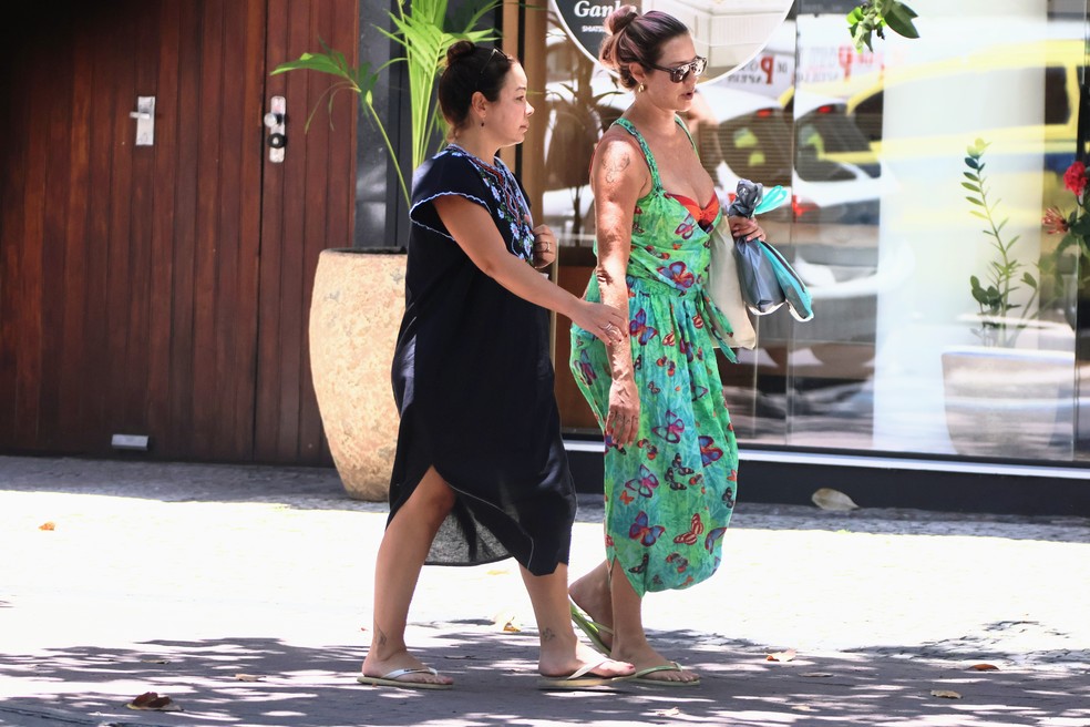 Luana Piovani passeia em Ipanema com amiga; fotos