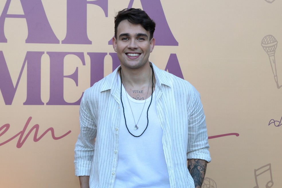 Sophia Valverde troca beijos e tieta Rafael Almeida em gravação do DVD dele