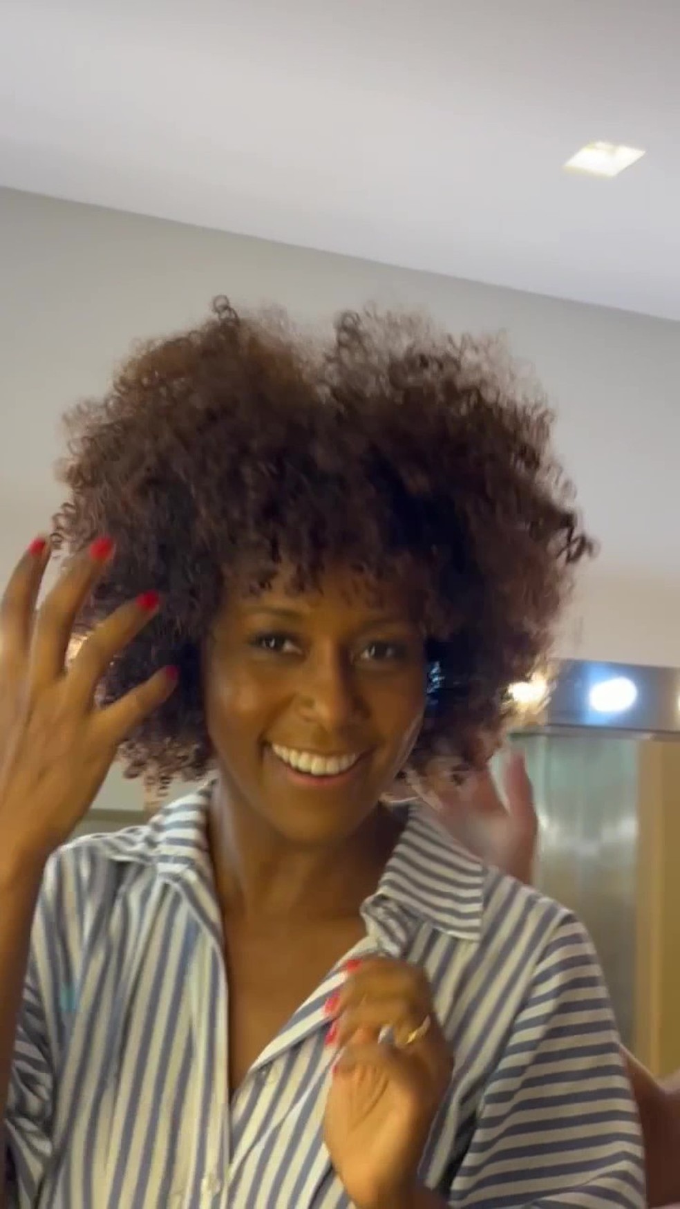 Maju Coutinho muda cor dos cachos pela primeira vez; veja antes e depois