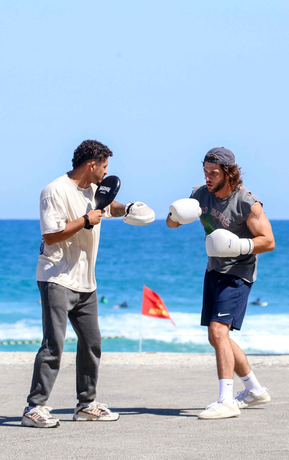Chay Suede treina boxe à beira da praia no Rio de Janeiro