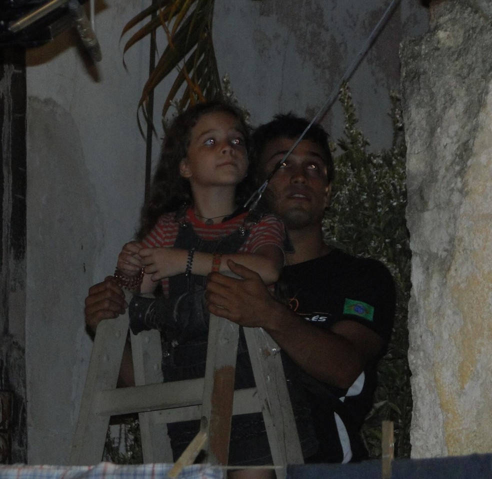 Mel Maia encanta web com fotos antigas de bastidores de 'Avenida Brasil'