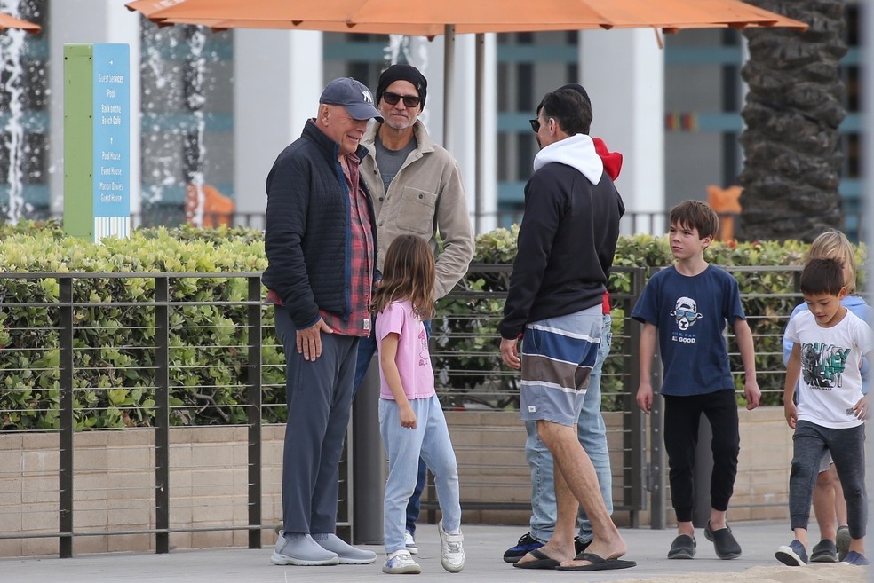 Com demência, Bruce Willis atende fãs ao sair de cafeteria em Los Angeles
