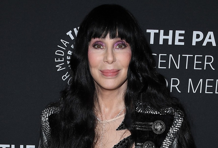 Cher usa look à la gladiadora recortado e deixa barriga à mostra em ...