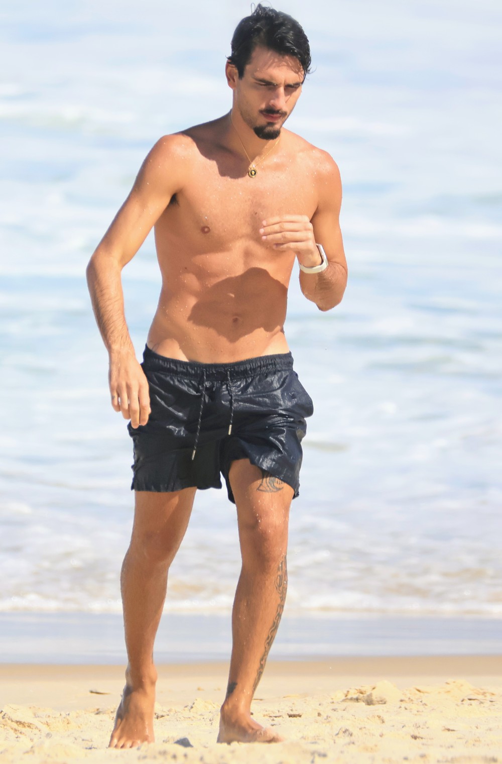 Brenno Leone beija loira ao curtir dia de praia no Rio; fotos