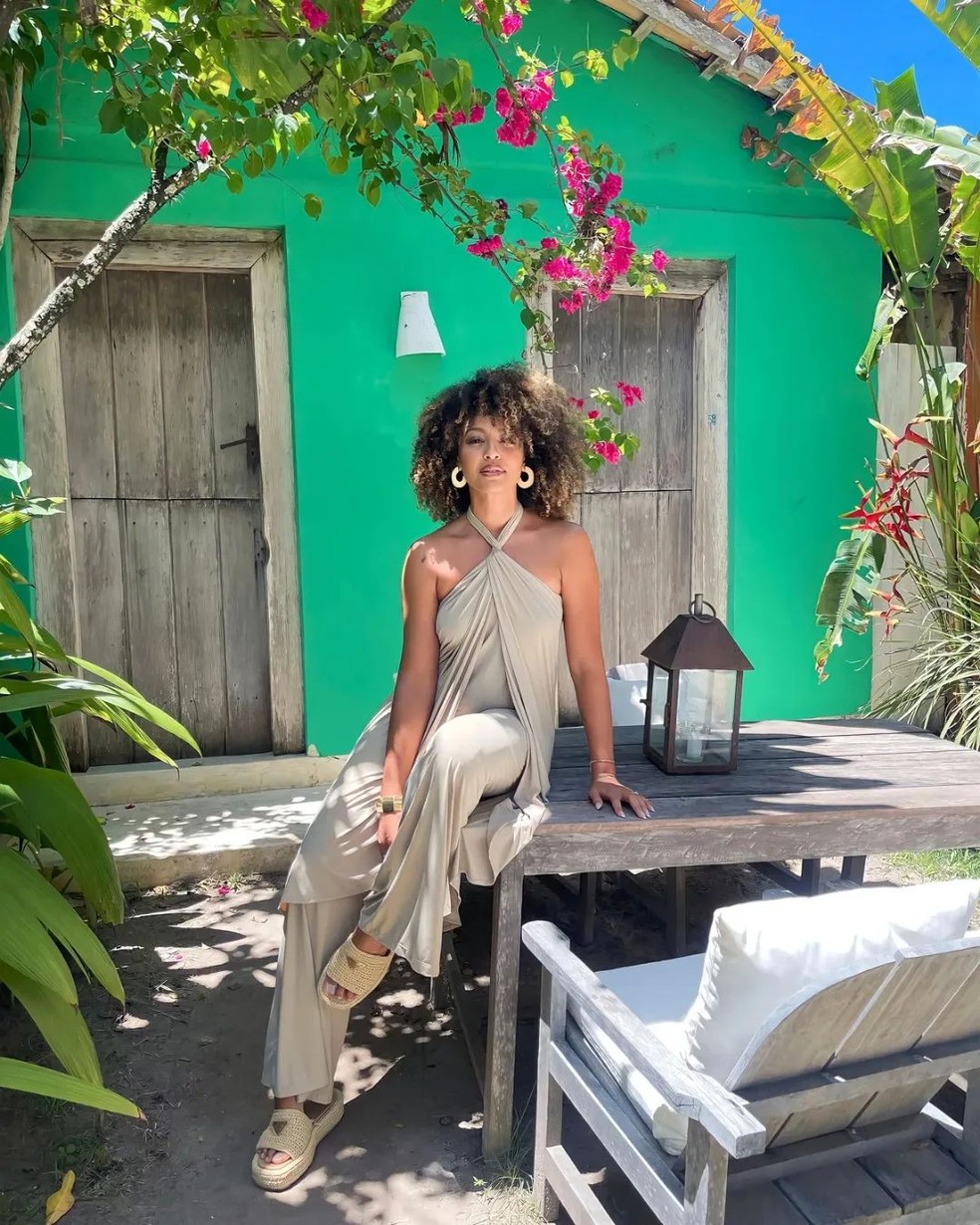 Sheron Menezzes posa com look monocromático e sandália de R$ 7 mil