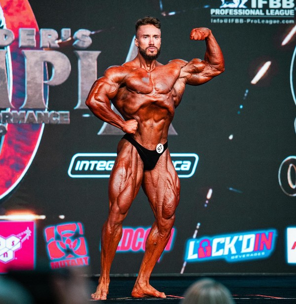 Fisiculturista mostra lesão após procedimento nas costas: 'Jorrava sangue'