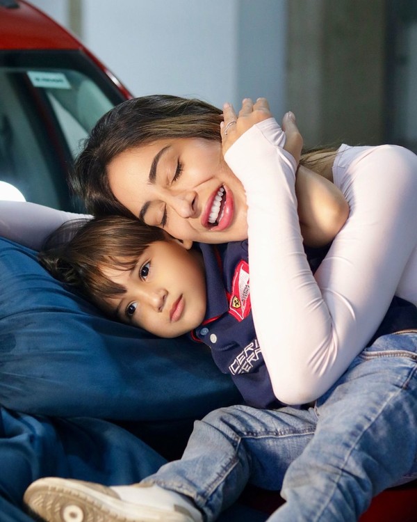 Anny posa com carrão que ganhou no BBB 24 e rebate ao ler que Matteus ...