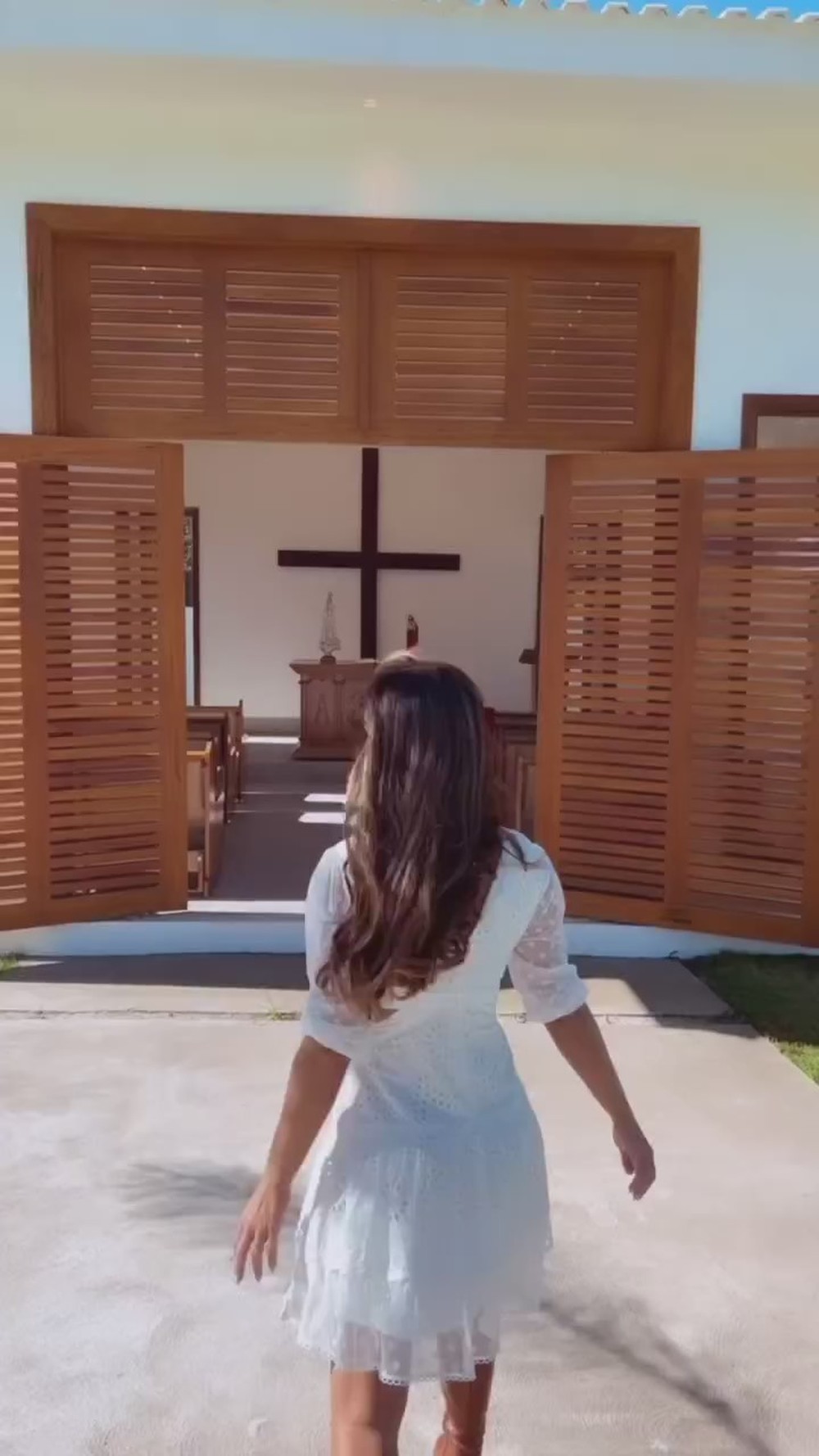 Nicole Bahls mostra capela construída em sua mansão: 'Muita fé em Deus'