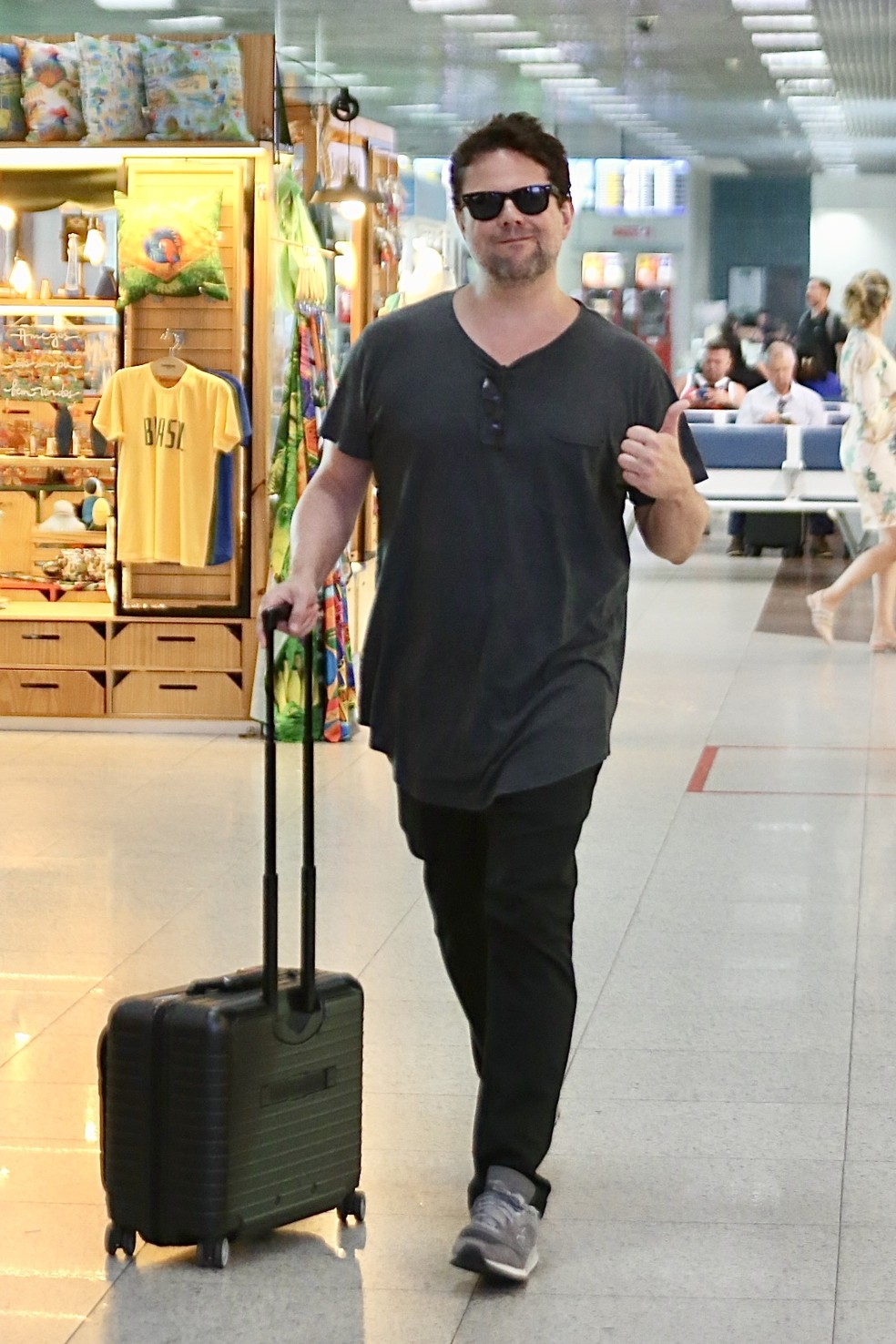 Selton Mello dá show de simpatia em aeroporto no Rio; fotos