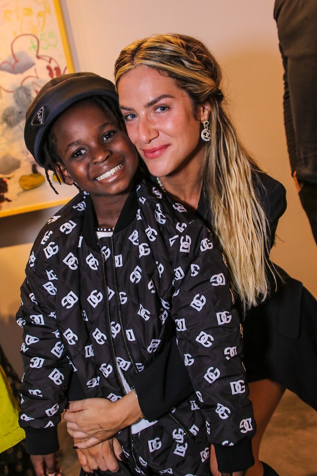 Giovanna Ewbank vai com Bless à abertura da exposição do irmão, Gian ...