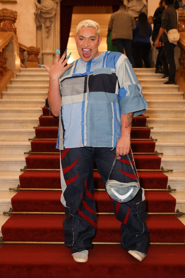 Simaria usa body e segunda pele transparente para conferir desfile da SPFW