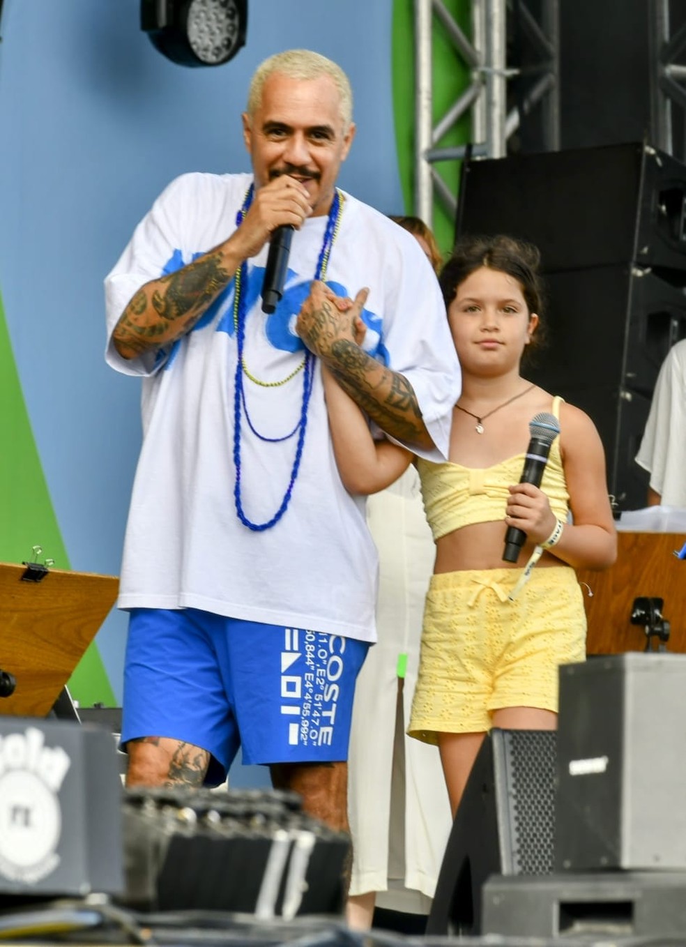 Marcelo D2 paparica a filha e a neta em evento da Copa do Mundo em Niterói