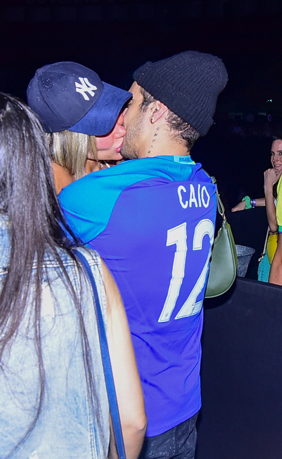 Caio Castro e Daiane de Paula beijam muito em show após jogo do Brasil