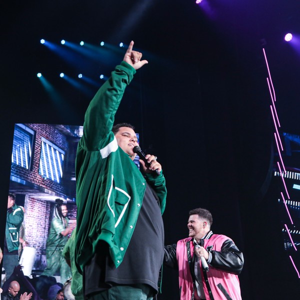 Ferrugem recebe a mulher e as filhas ao gravar DVD pelos 10 anos de ...