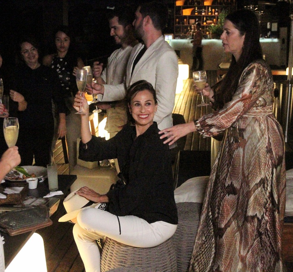 Após 17 anos fora do Brasil, Daniela Escobar tem encontro com amigos no Rio