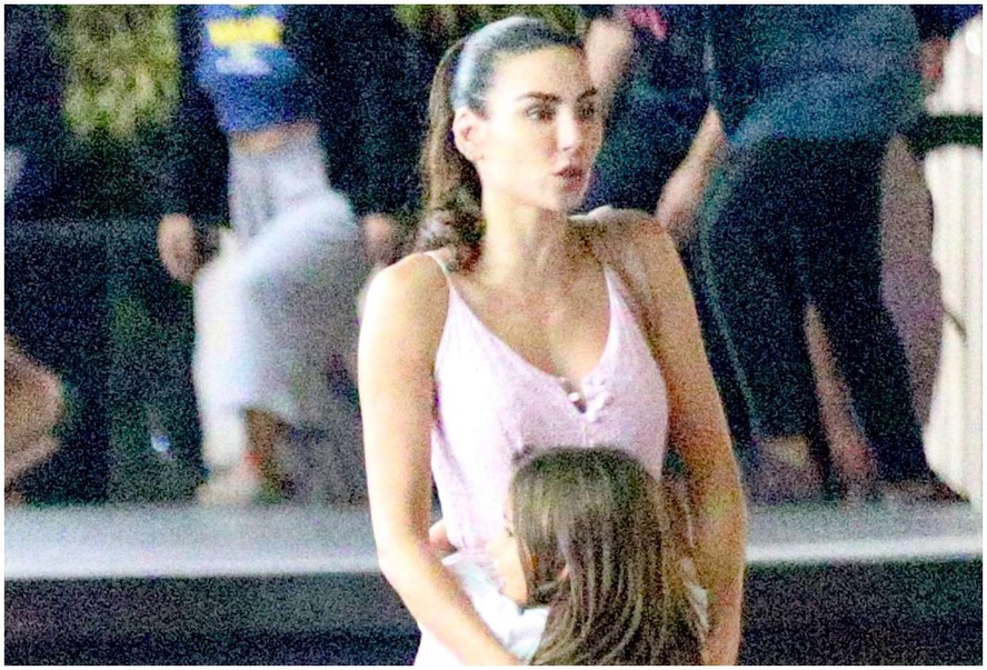 Mel Fronckowiak vai ao cinema com a filha mais velha; fotos