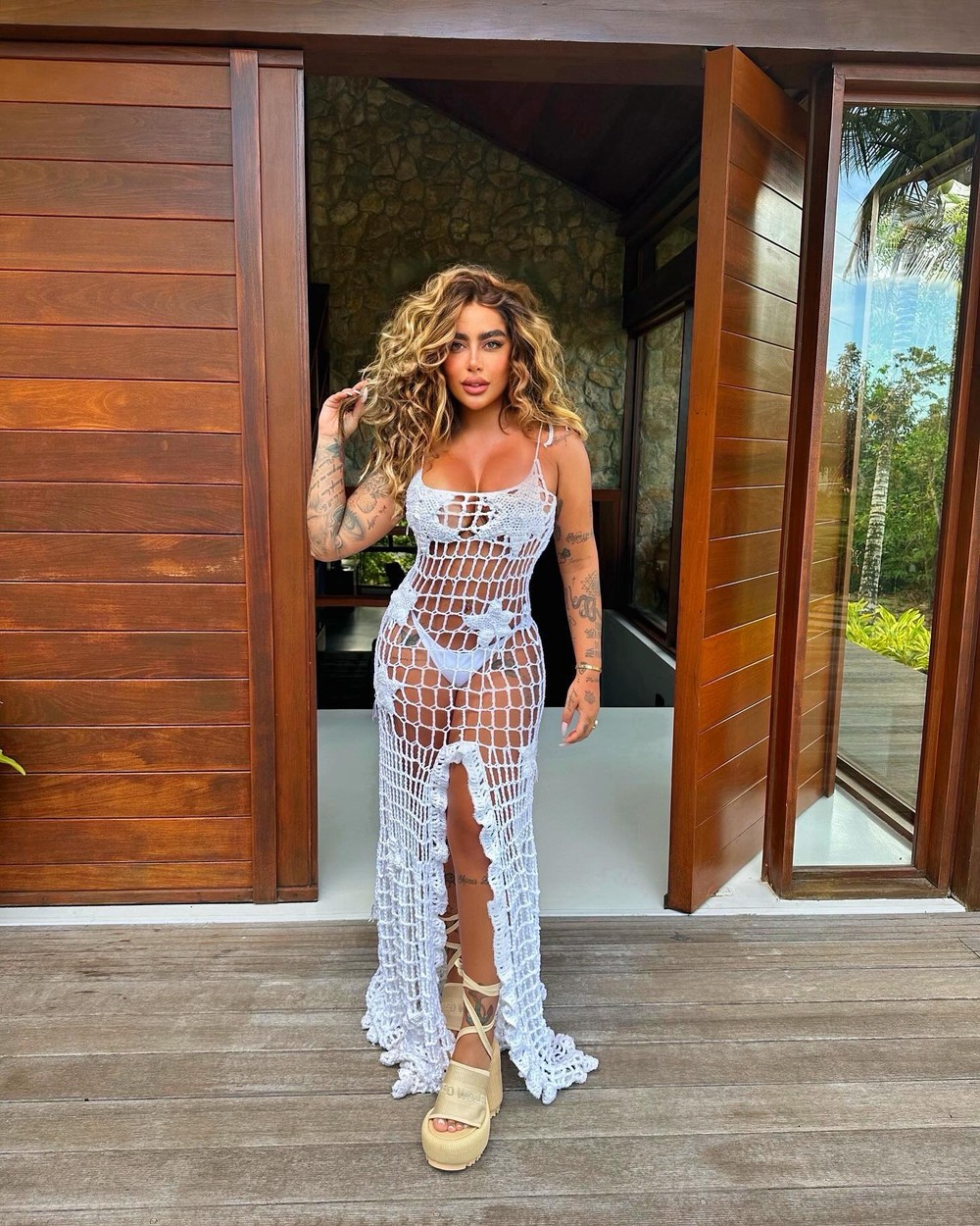 Rafaella Santos curte viagem relaxante e exibe chapéus de praia luxuosos