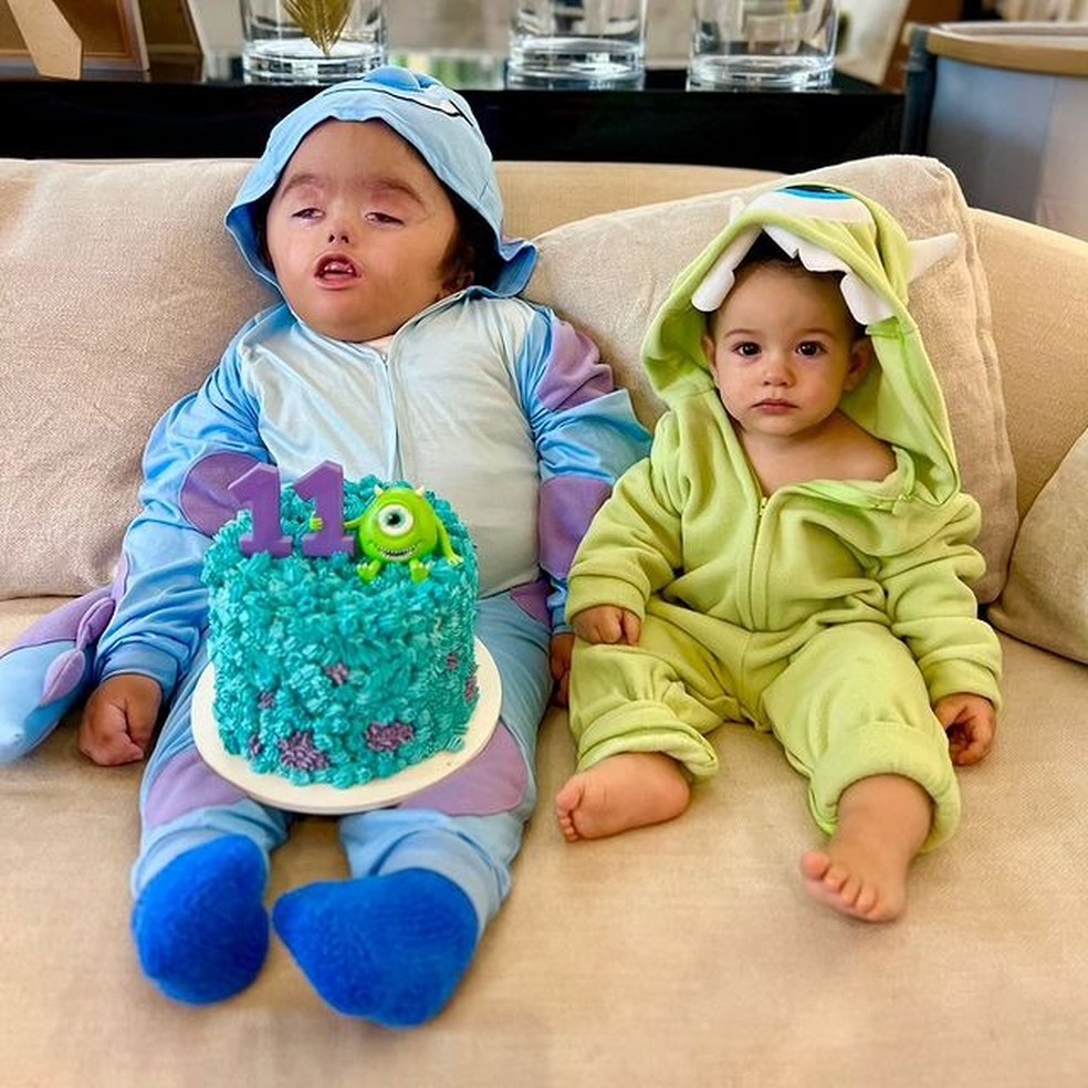 Ratinho baba pelos netos e mostra comemoração de mesversário do caçula ...