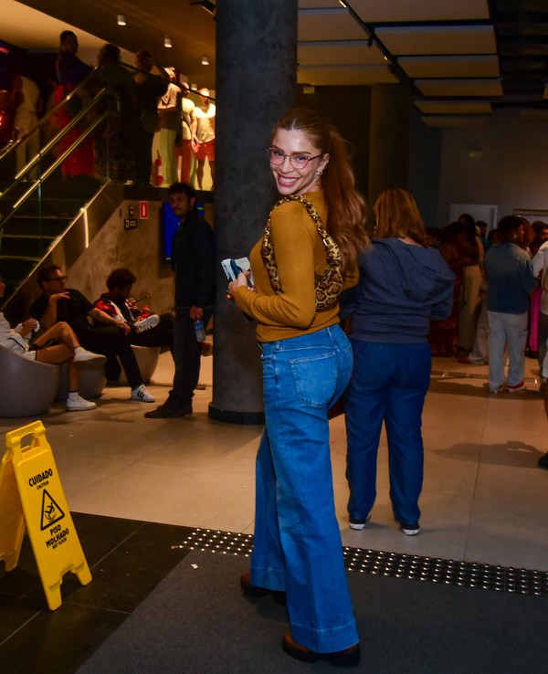 Carolina Dieckmmann e Grazi Massafera e mais famosos prestigiam ...