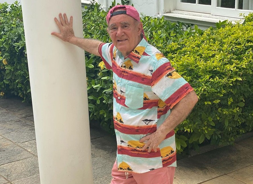 Renato Aragão posta foto divertida na internet após sofrer AIT: 'Didi está on'