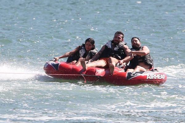 Ana Castela e Gustavo Mioto aproveitam dia de calor em praia de Angra ...