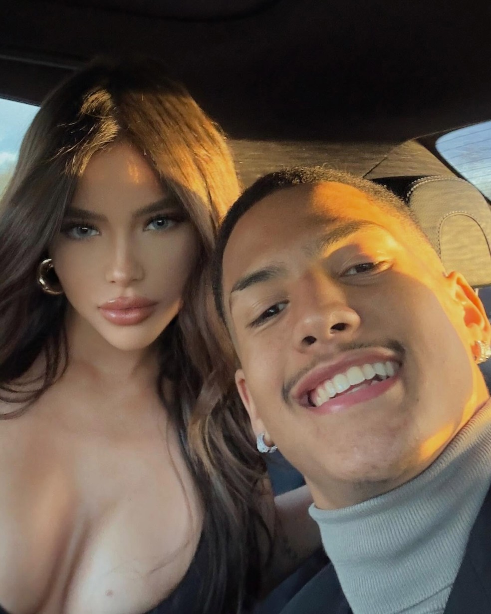 Namorada do jogador Ângelo Gabriel usa vestido ultradecotado na Arábia