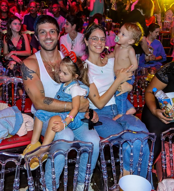 Chay Suede e Laura Neiva combinam looks com os filhos em dia de circo