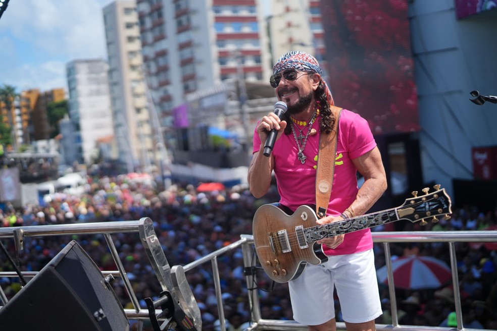 Léo Santana e Bell Marques reúnem multidão para último dia de Carnaval ...