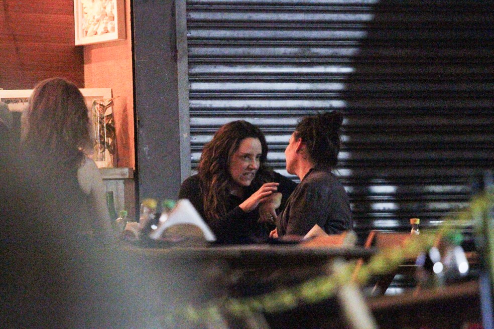 Cantora Ana Carolina e a namorada curtem noitada em clima de romance