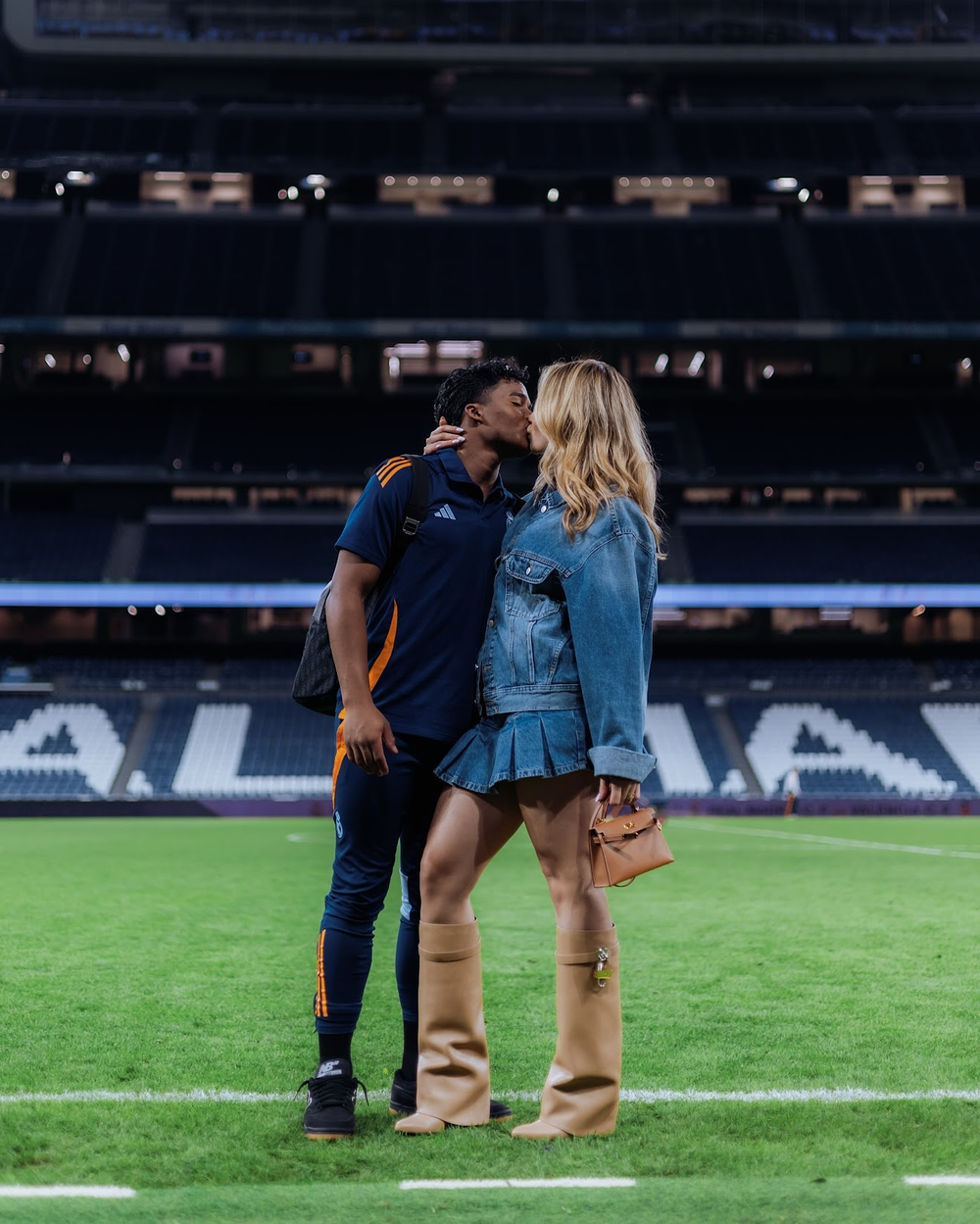 Endrick comemora com a esposa após ser destaque em jogo do Real Madrid