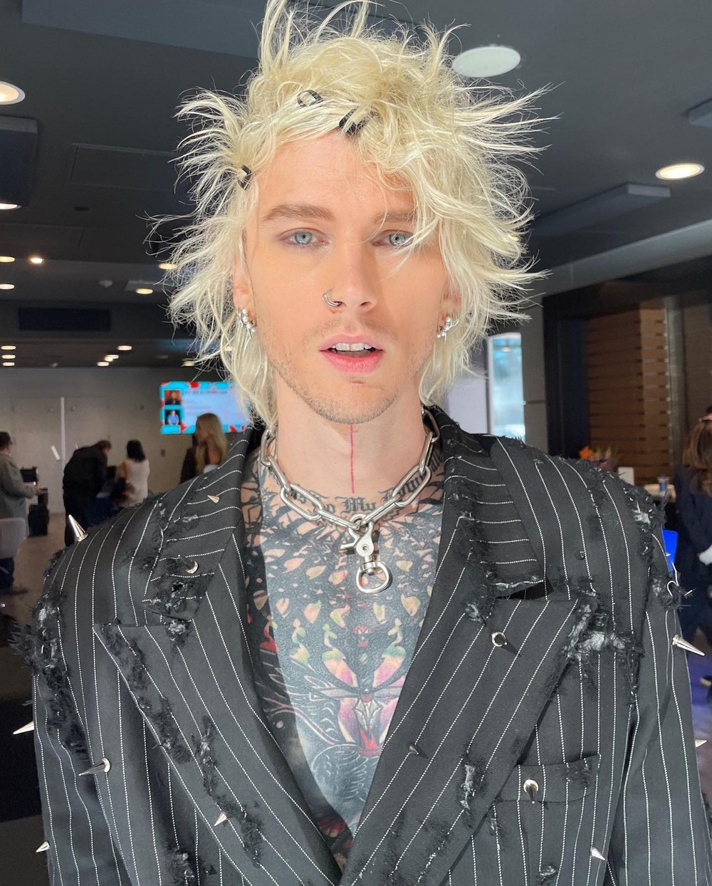 Machine Gun Kelly choca fãs ao mostrar sanguessugas na barriga ...