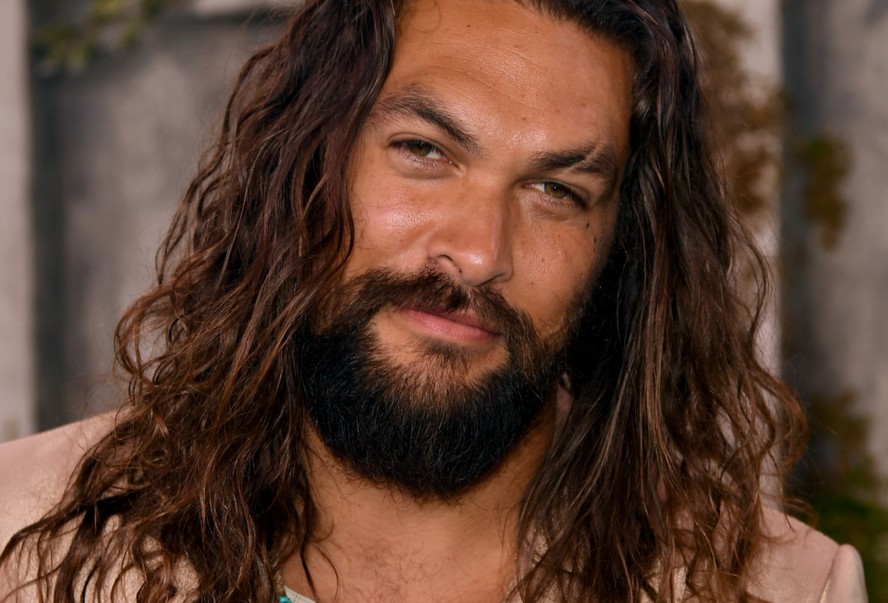 Tá aprovado? Novo visual de Jason Momoa divide os fãs; opine