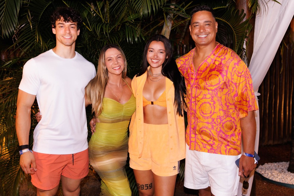 Filha de Carla Perez e Xanddy mostra abdômen torneado após treino; amplie