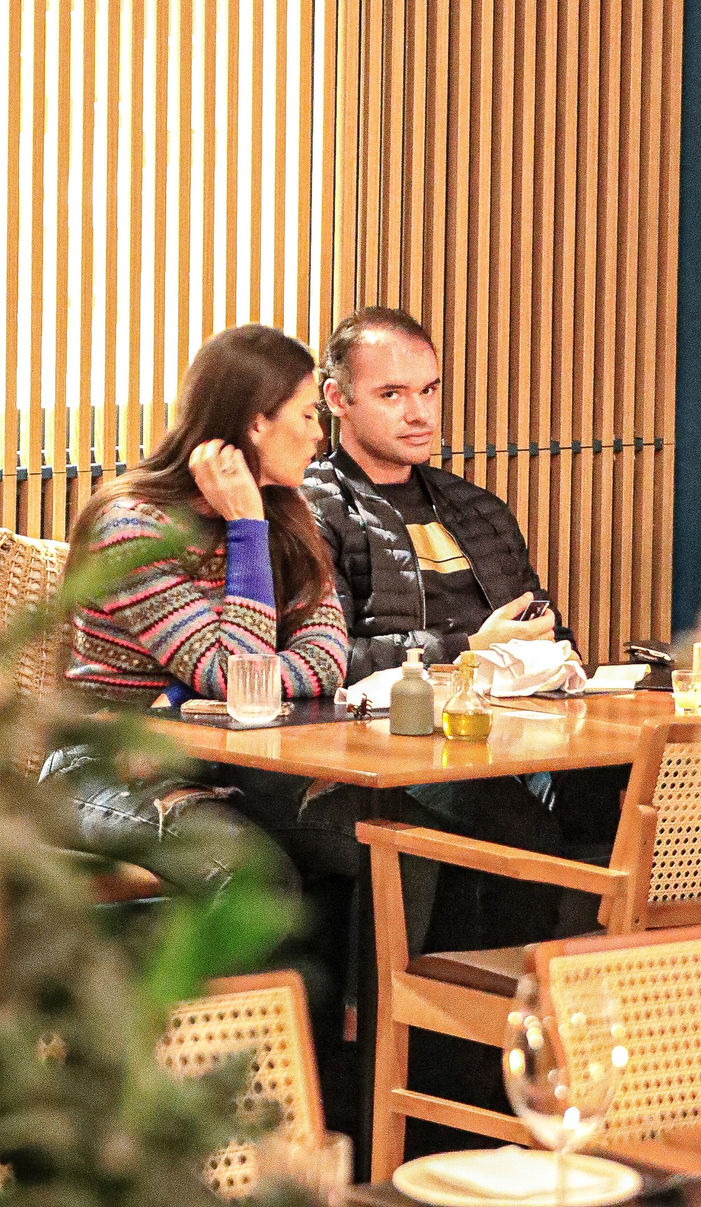 Thor Batista, filho de Eike e Luma de Oliveira, curte jantar com a namorada