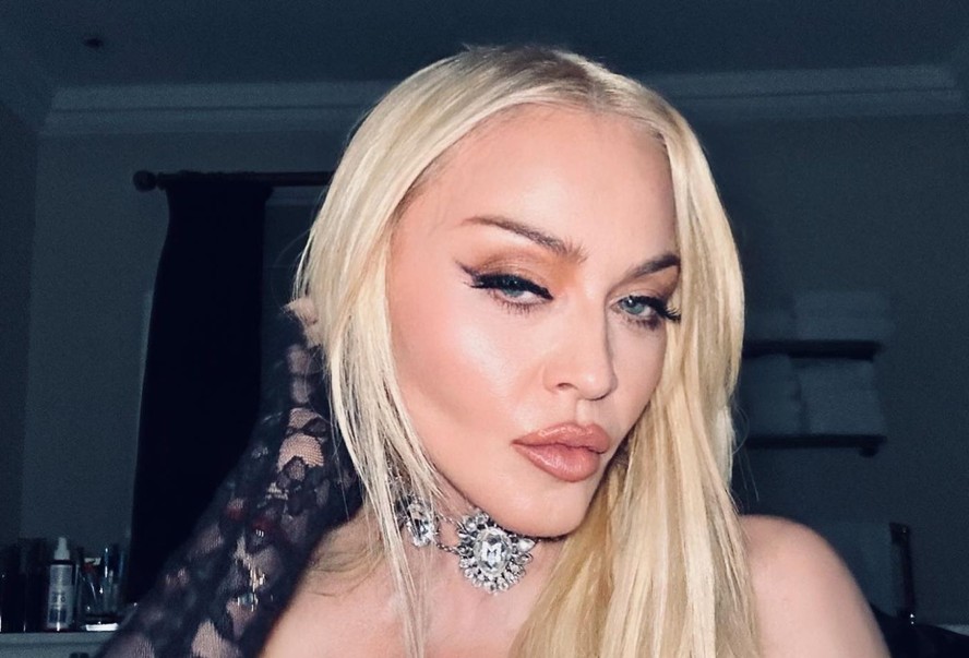 Madonna manda recado para Donald Trump com mensagem em bolo