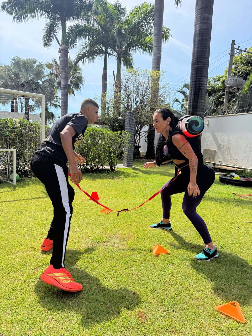 Kamila Simioni usa aparelho acoplado às costas em treino em preparação ...