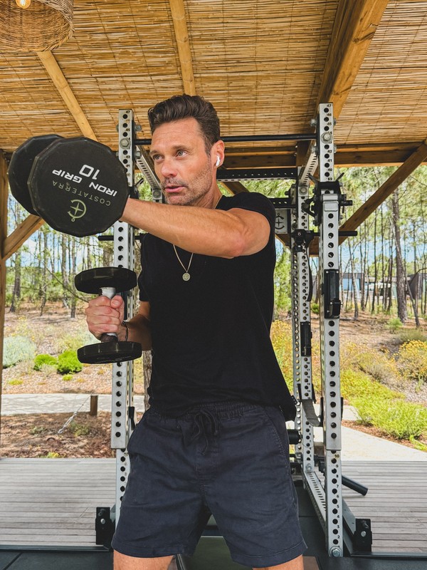 Aparência de Ryan Seacrest chama atenção na web: 'Frágil e magro'; compare